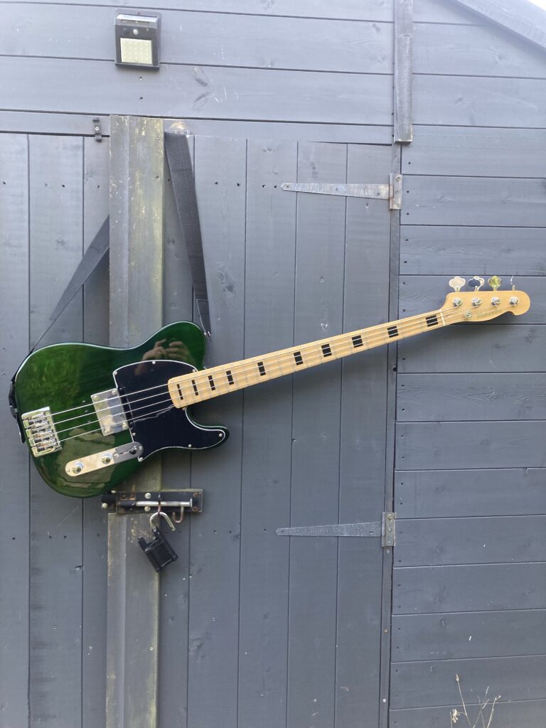 Retrovibe T34 Tele Bass 34″ scale – Emerald Green – Maple Neck – Retrovibe