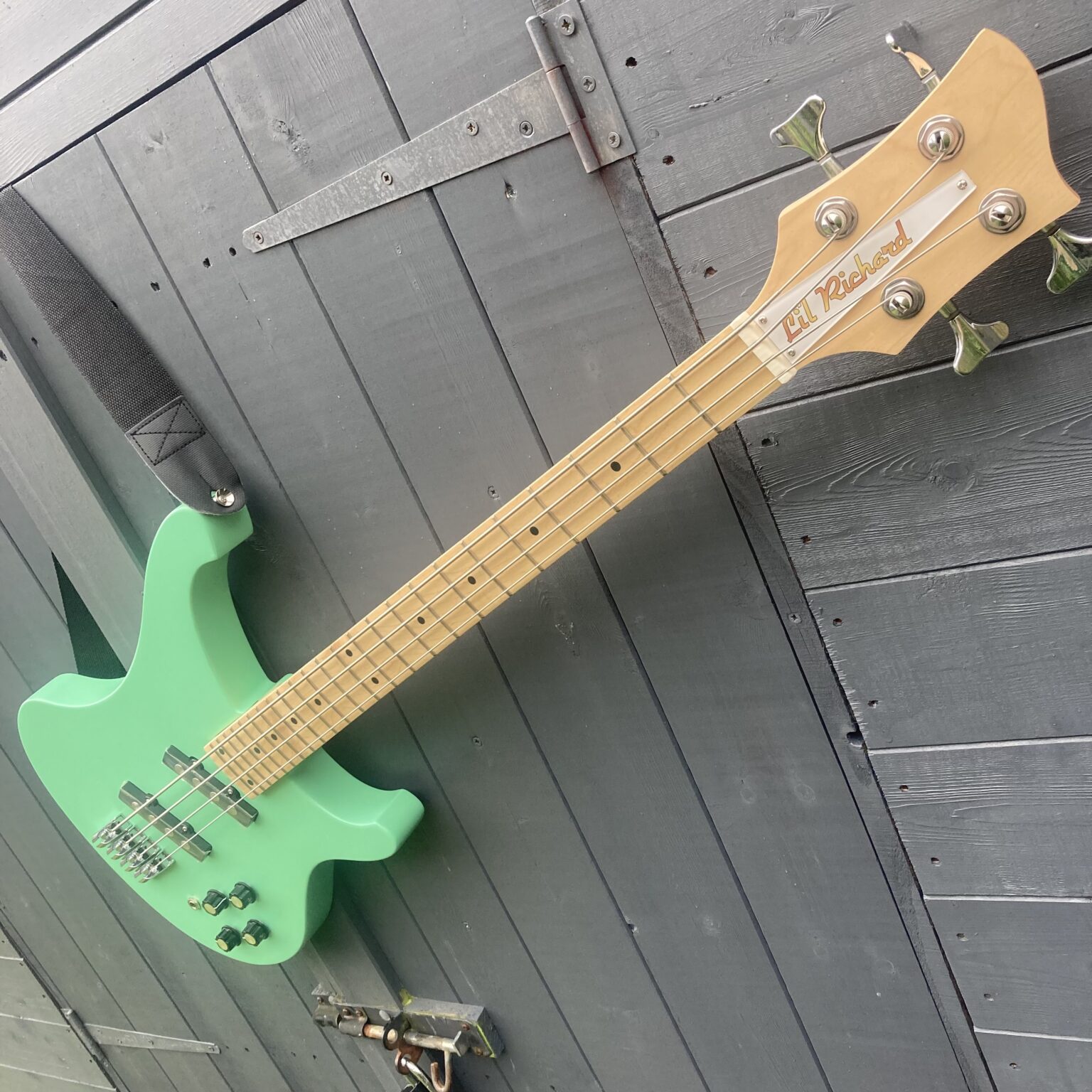 Retrovibe RC30 Li’l Richard Short Scale Bass 30.6″ scale with Stinger ...