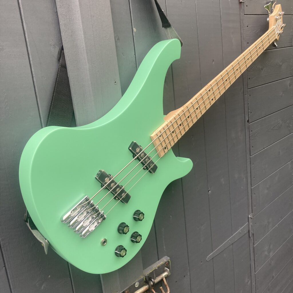 Retrovibe RC30 Li’l Richard Short Scale Bass 30.6″ scale with Stinger ...