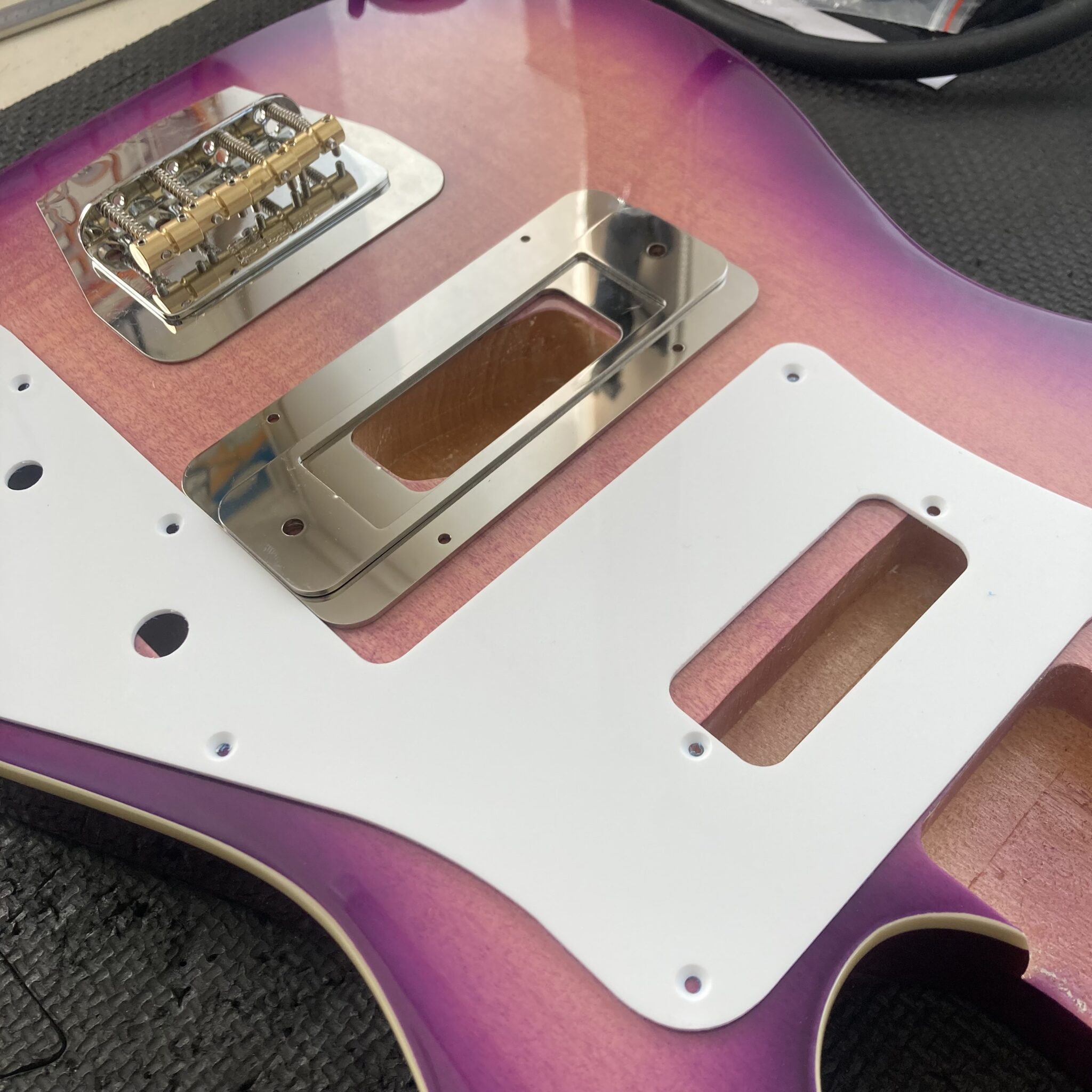 Retrovibe R30 “Telenbacker” Bass 30″ short scale – Flame Body – Binding ...