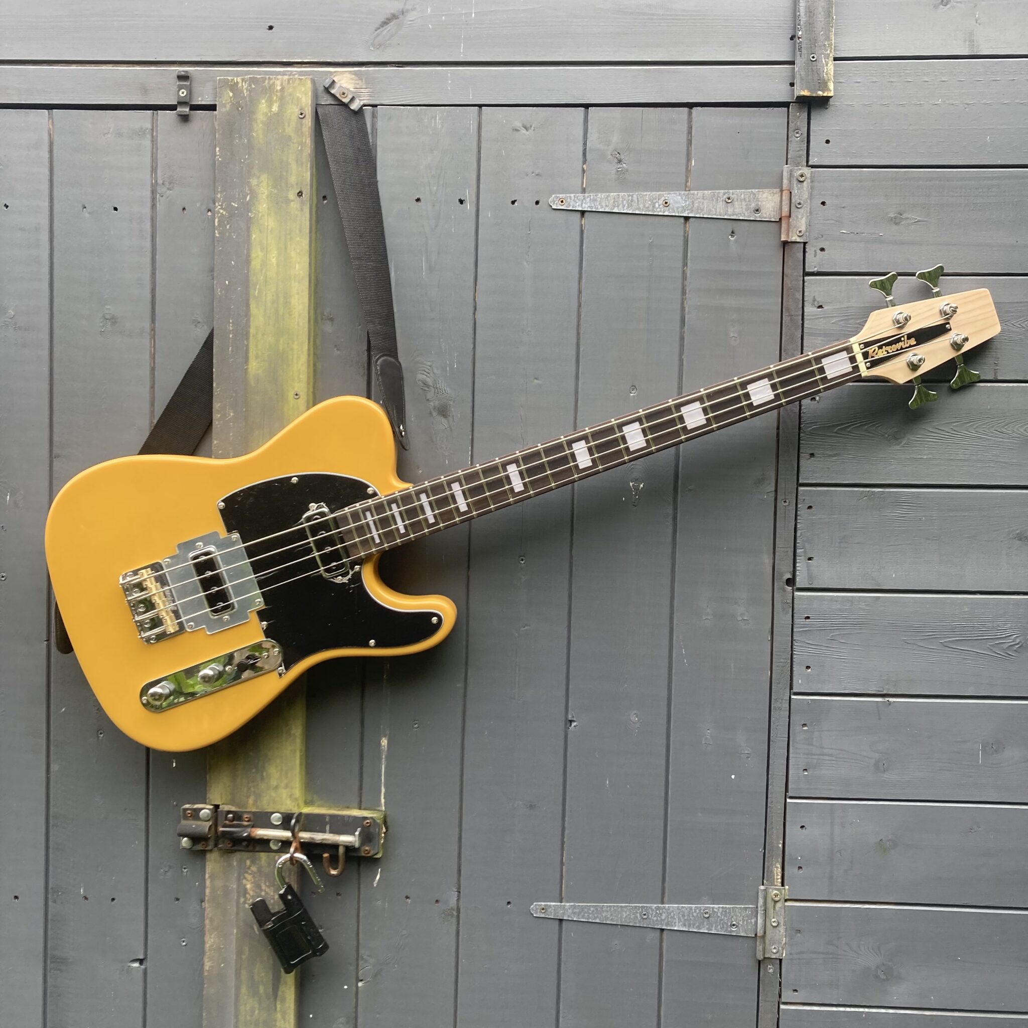 Retrovibe T30 Snakehead Telecaster Bass 30″ short scale – Retrovibe