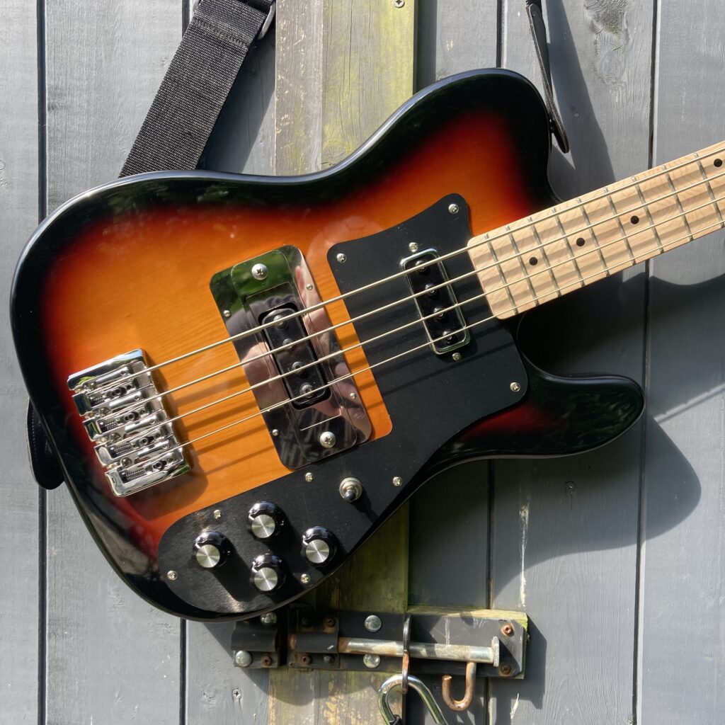 Retrovibe R32 “Telenbacker” Bass 32″ medium scale – Various colours ...