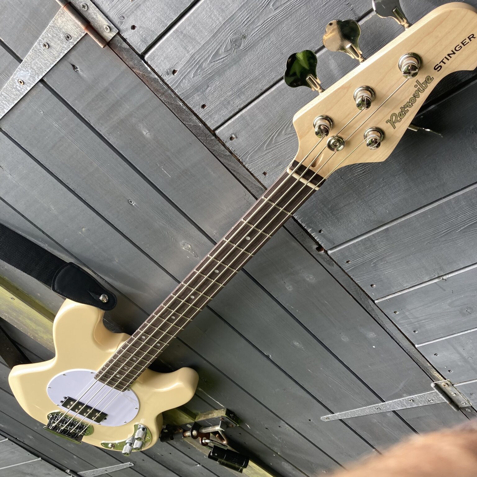 Retrovibe Stinger Bass 34″ long scale – Retrovibe
